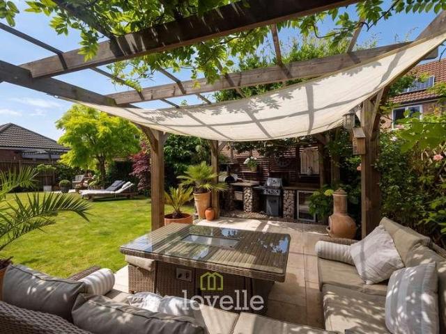 5 bed house for sale
