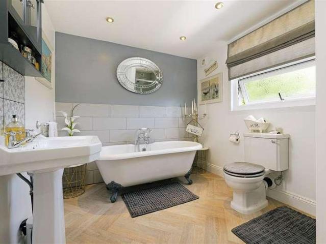 5 bed house for sale