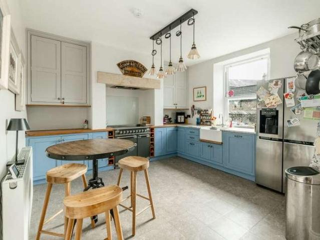 5 bed house for sale