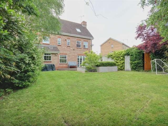 5 bed house for sale