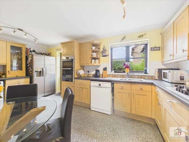 5 bed house for sale