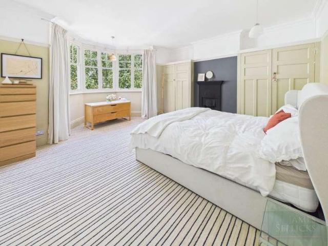 5 bed house for sale