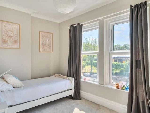 5 bed house for sale