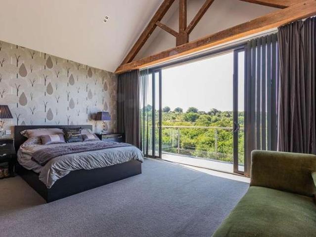 5 bed house for sale