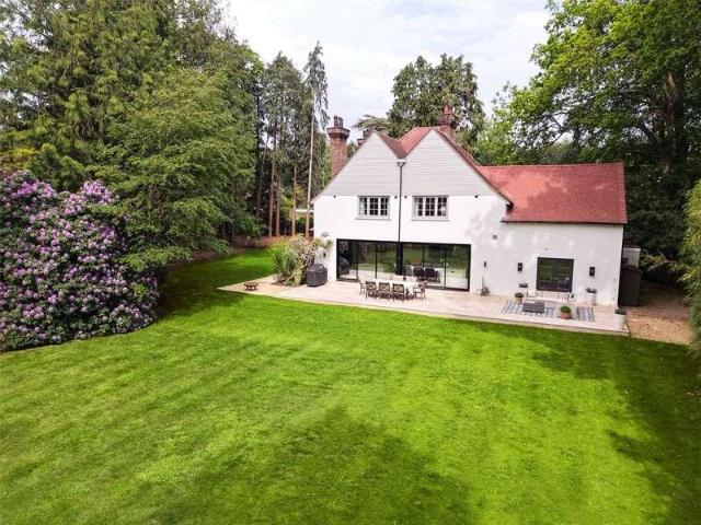 5 bed house for sale