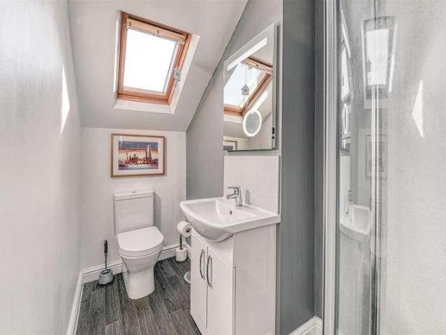 5 bed house for sale