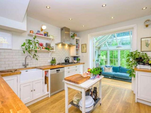 5 bed house for sale