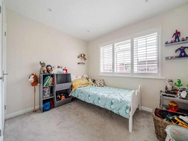 5 bed house for sale