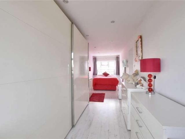 5 bed house for sale