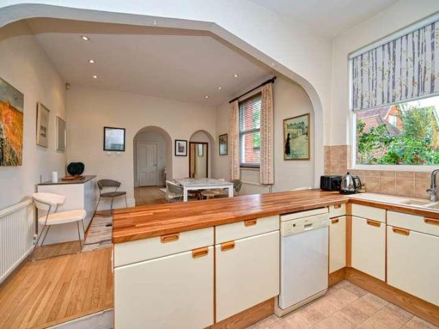 5 bed house for sale