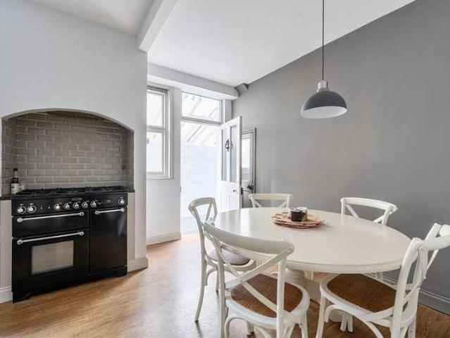 5 bed house for sale