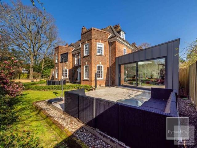 5 bed house for sale