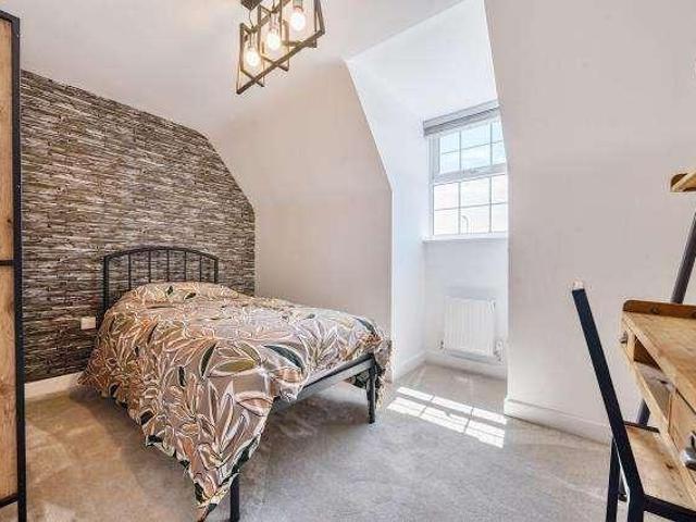 5 bed house for sale