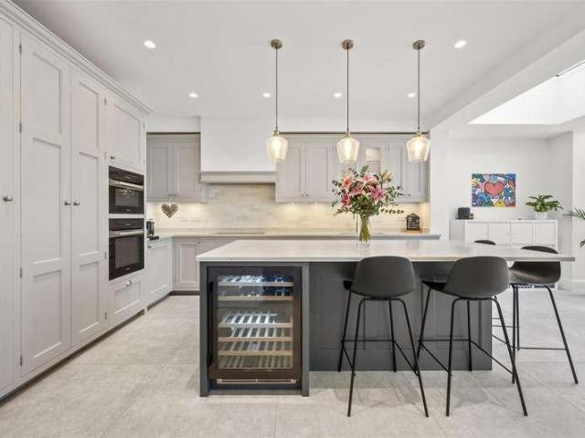 5 bed house for sale