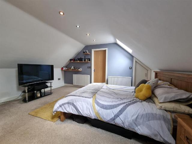 5 bed house for sale