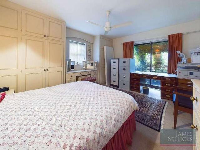 5 bed house for sale