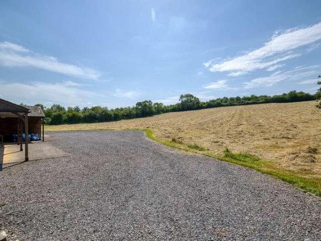5 bed house for sale