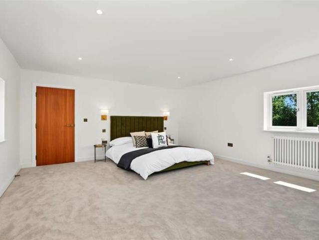 5 bed house for sale