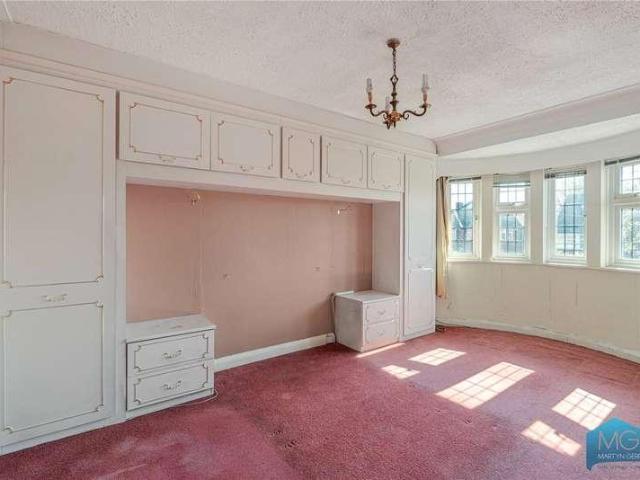 5 bed house for sale
