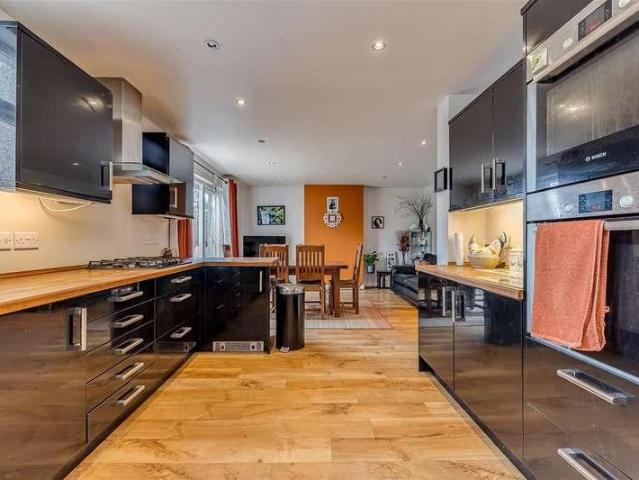5 bed house for sale