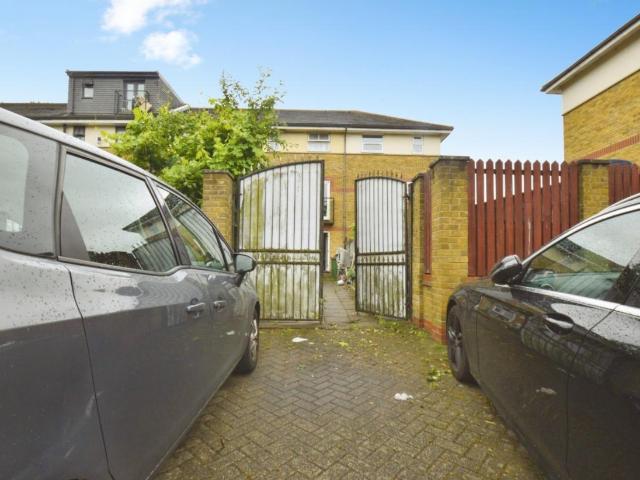 5 bed house for sale