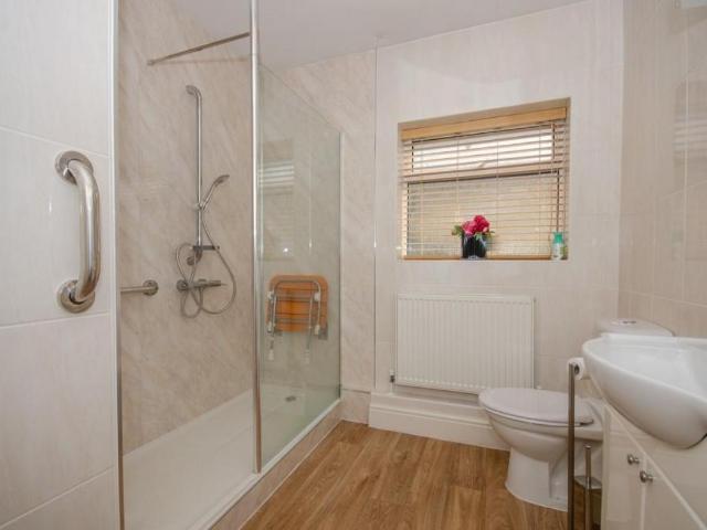 5 bed house for sale