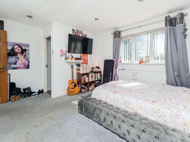 5 bed house for sale