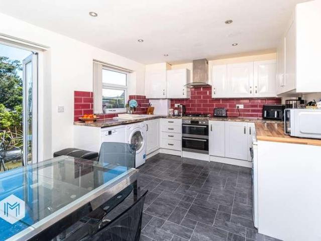 5 bed house for sale