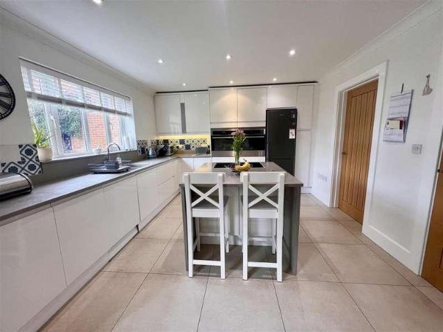 5 bed house for sale