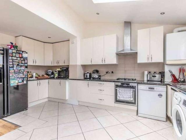 5 bed house for sale