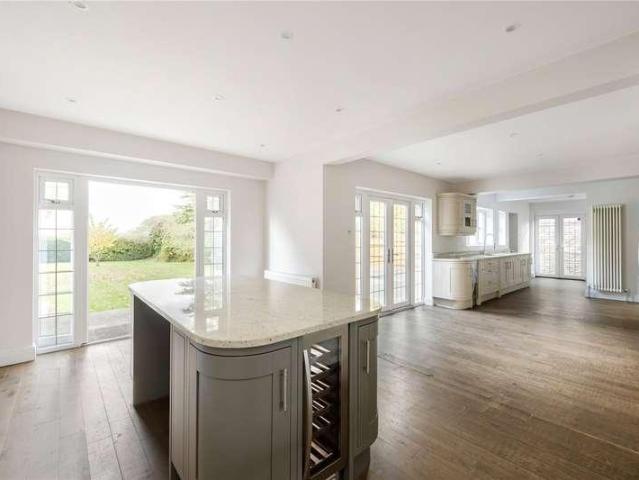 5 bed house for sale