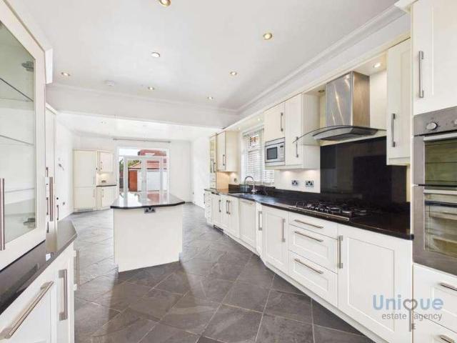5 bed house for sale