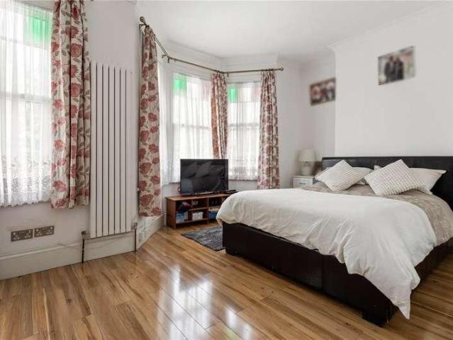 5 bed house for sale