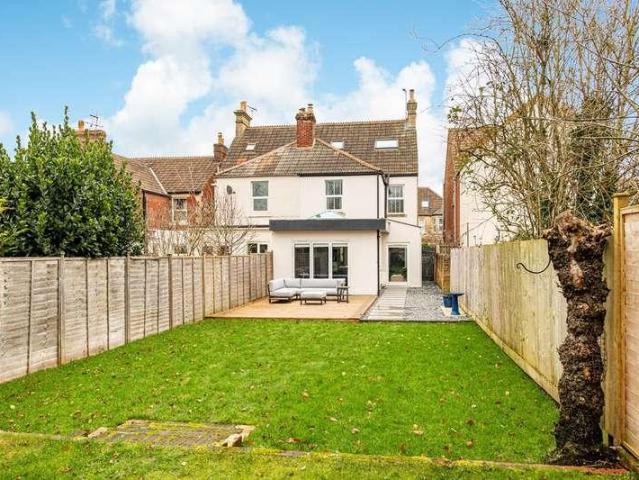 5 bed house for sale
