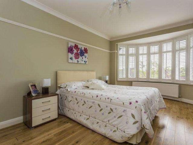 5 bed house for sale