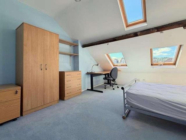 5 bed house for sale