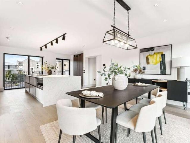5 bed house for sale
