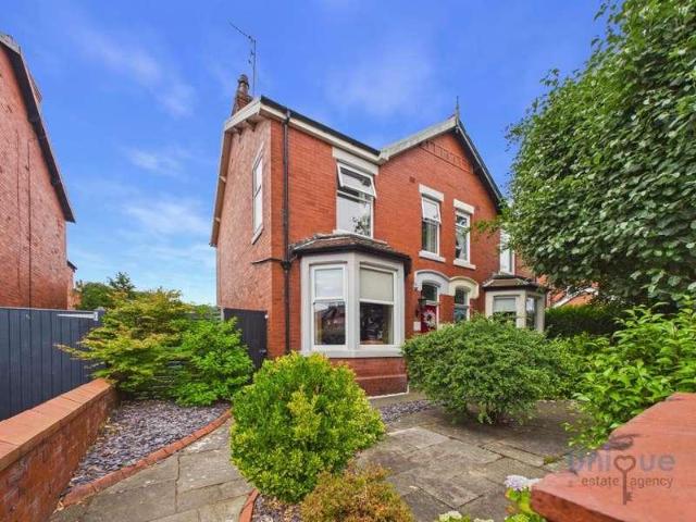 5 bed house for sale