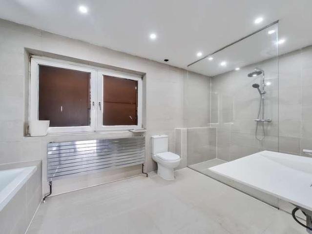 5 bed house for sale