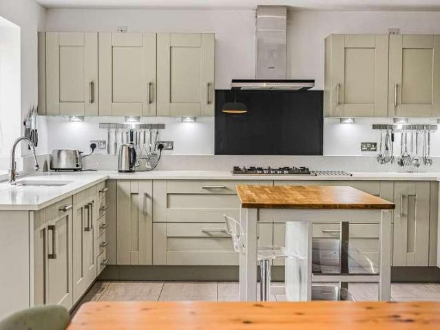 5 bed house for sale
