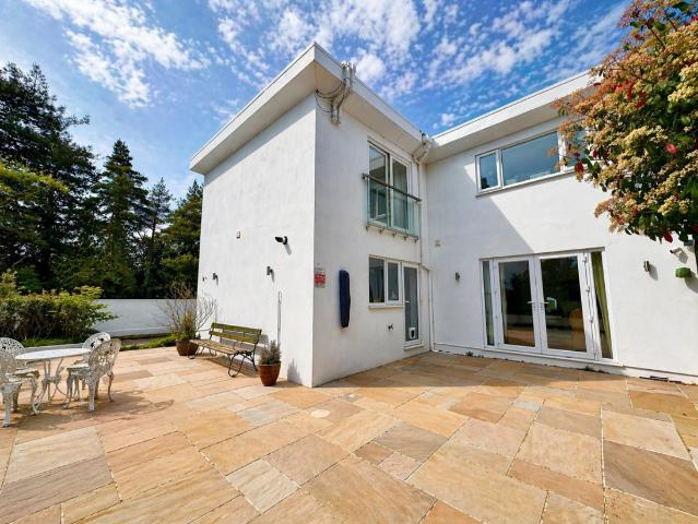 5 bed house for sale