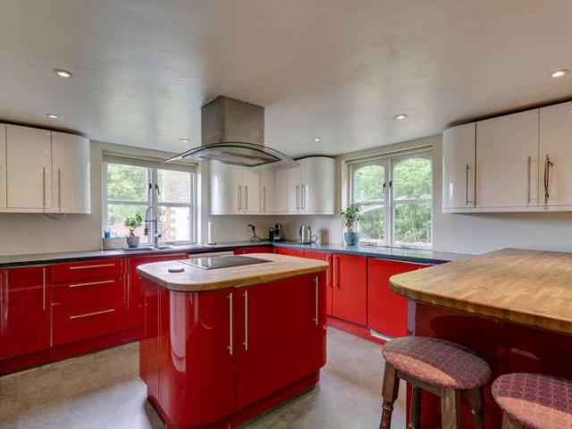 5 bed house for sale
