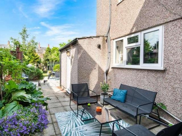 5 bed house for sale