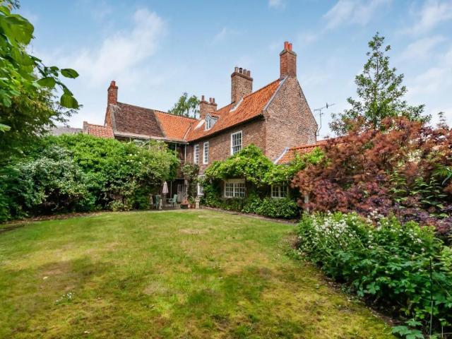 5 bed house for sale