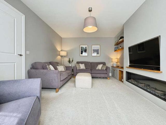 5 bed house for sale