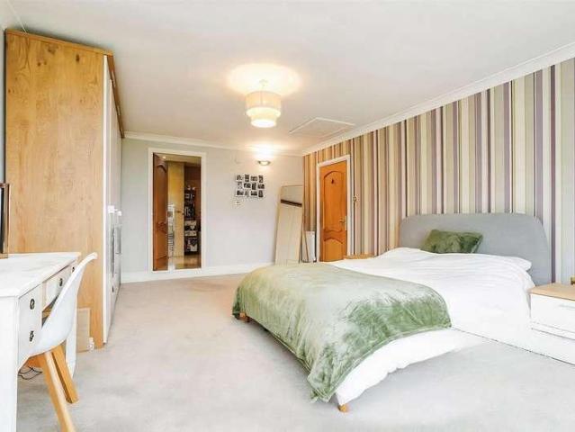 5 bed house for sale