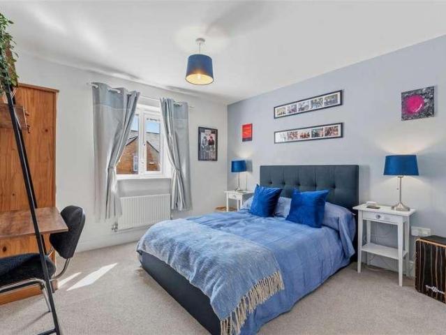 5 bed house for sale