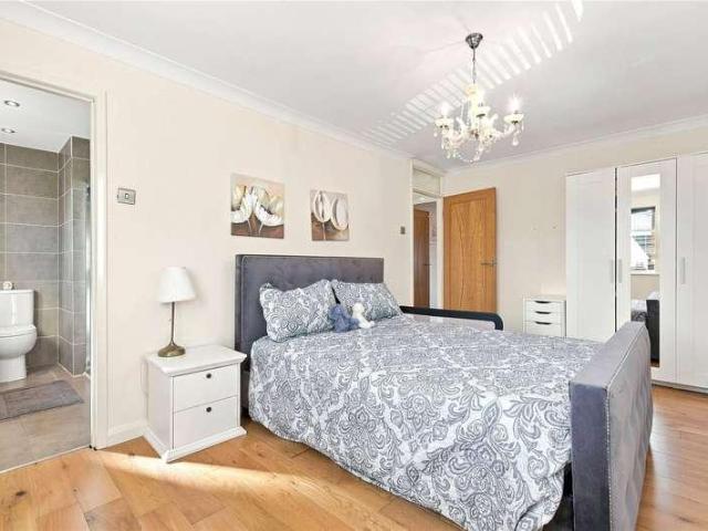 5 bed house for sale