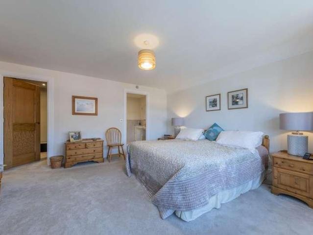 5 bed house for sale