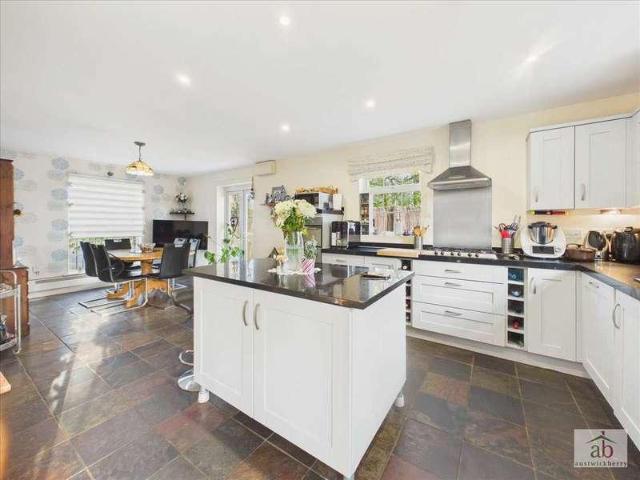 5 bed house for sale